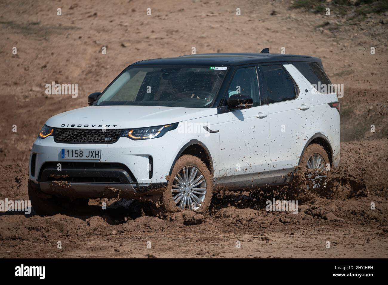 Picture of a White third generation Land Rover Discovery in the mud ...