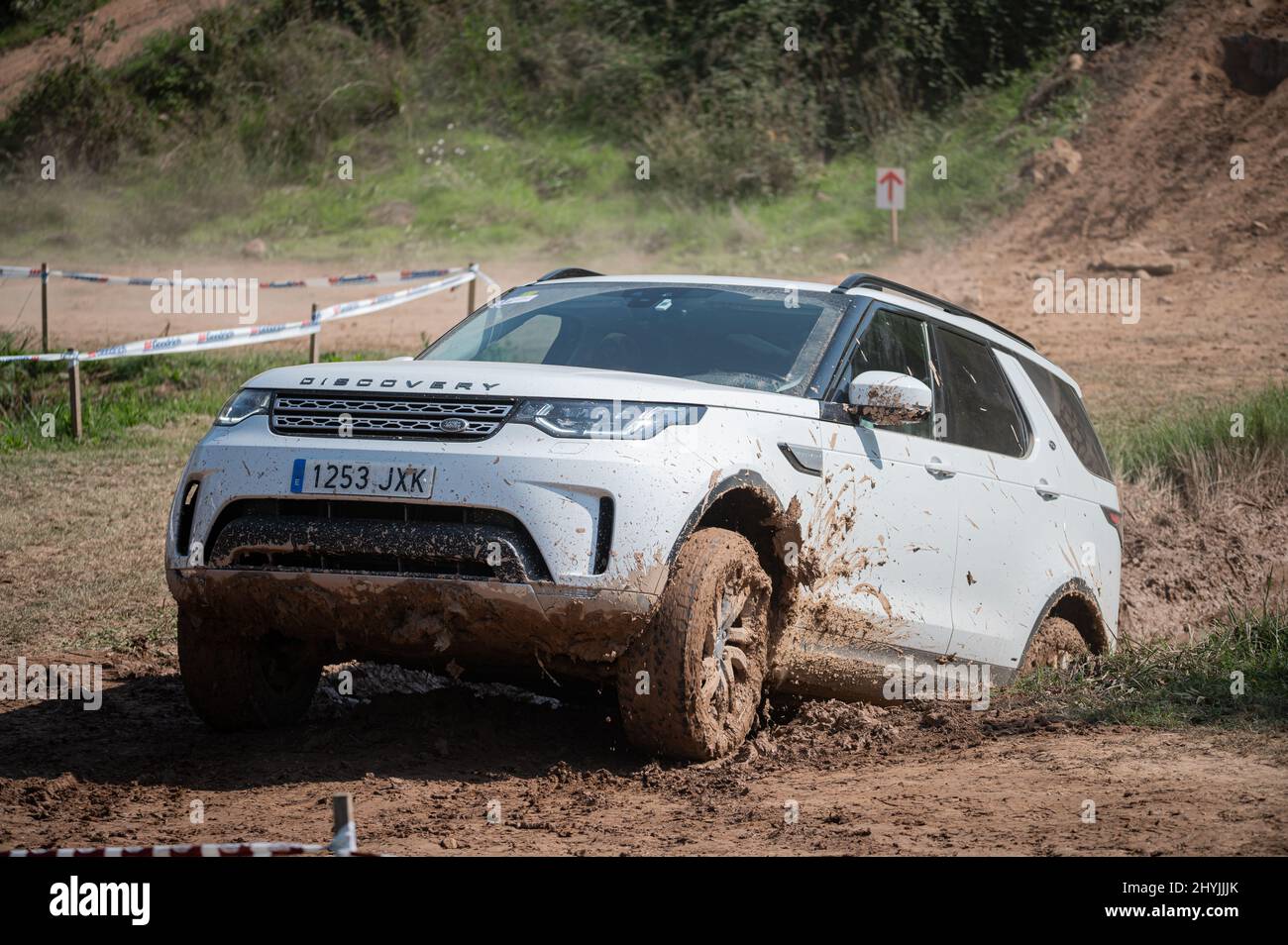 Picture of a White third generation Land Rover Discovery in the mud ...