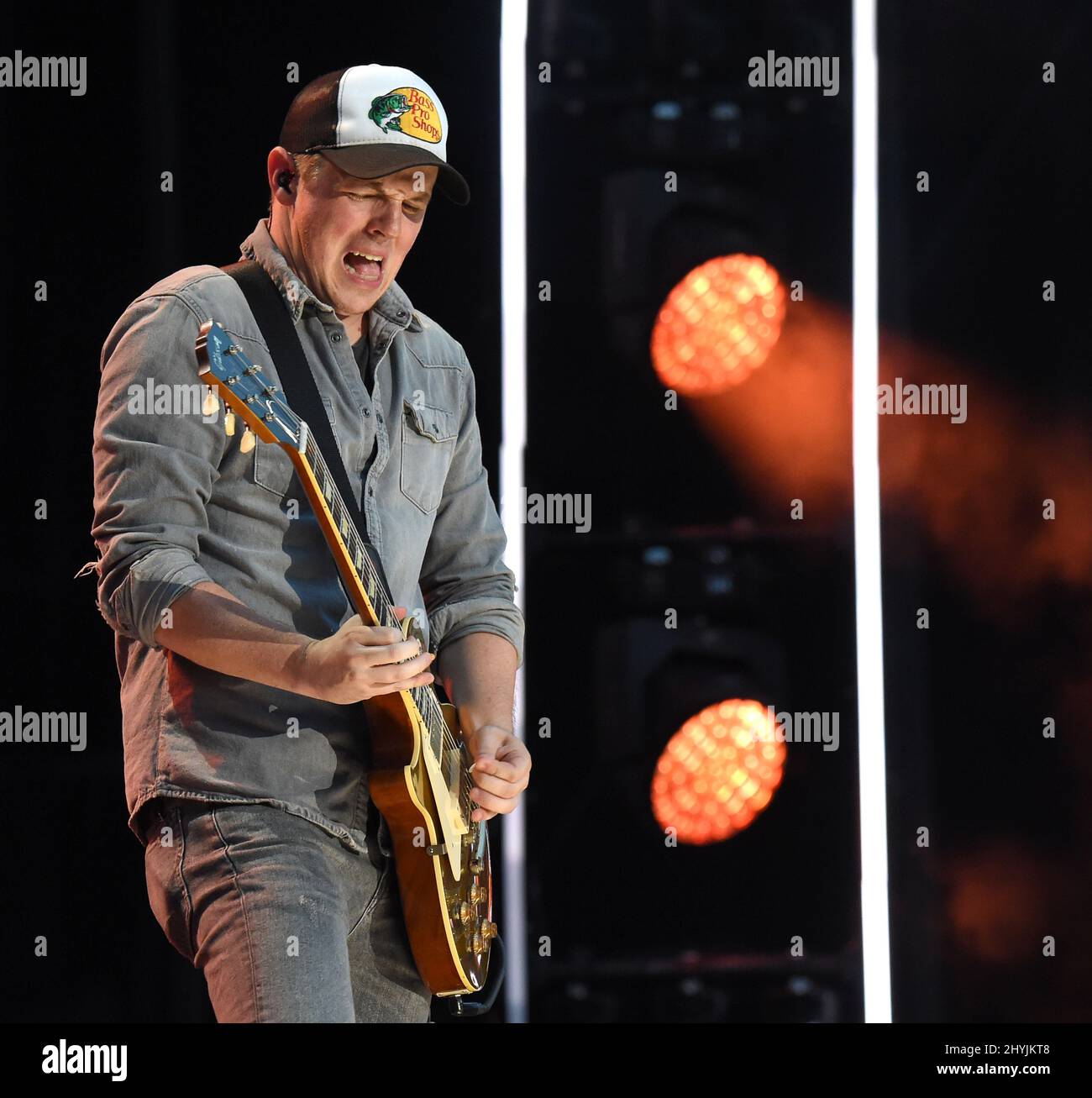 Travis denning performing hi-res stock photography and images - Alamy
