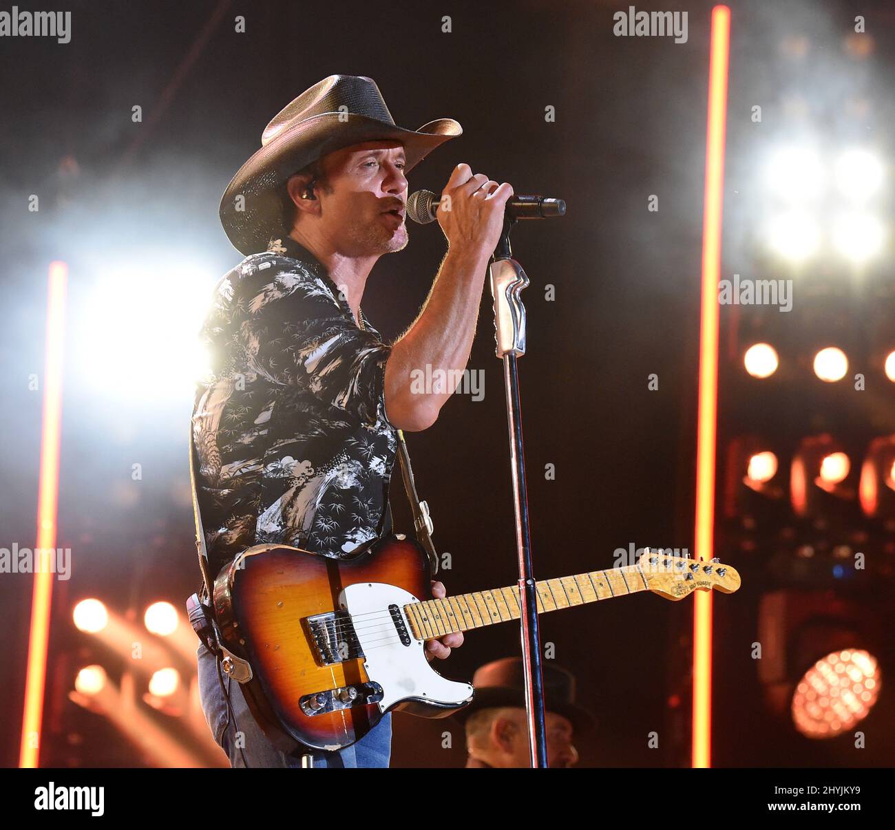 Tim mcgraw performing hi-res stock photography and images - Alamy