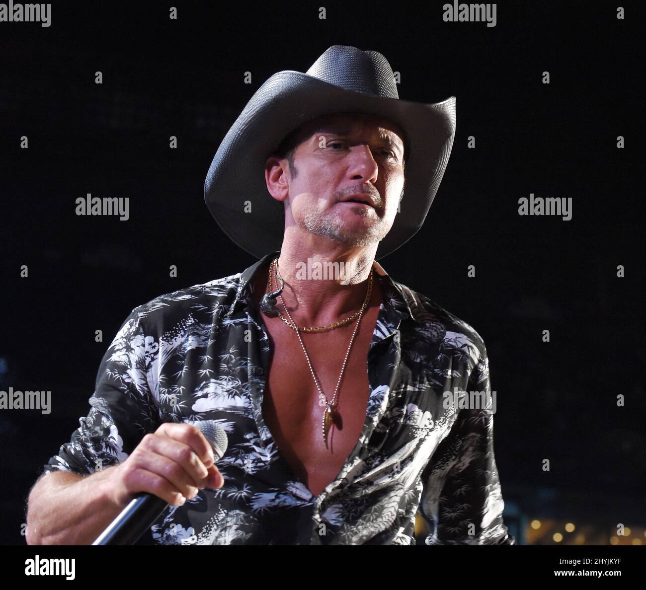 Tim mcgraw performing hi-res stock photography and images - Alamy