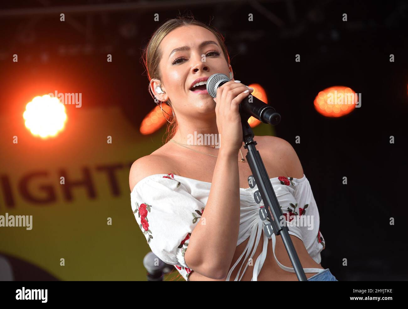 Record country music tour hi-res stock photography and images - Alamy
