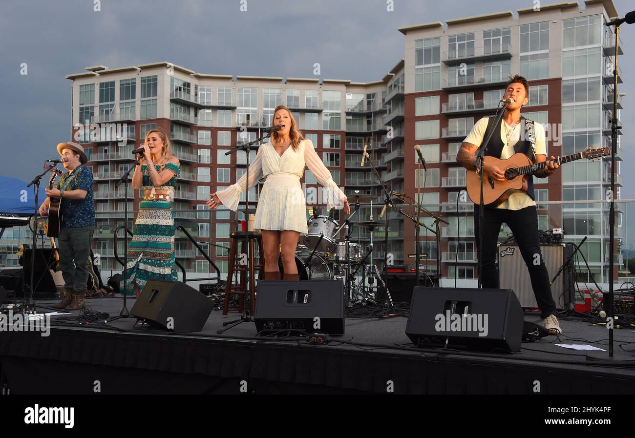 Jason Reeves, Danelle Leverett, Colbie Caillat and Justin Young from ...