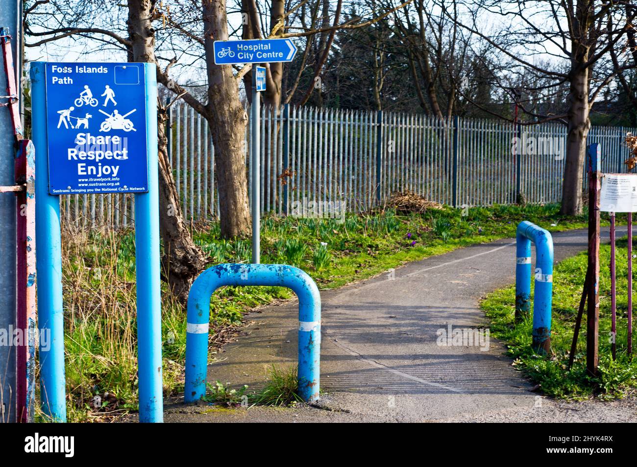 Foss Island footpath direction sign, York, England Stock Photo - Alamy