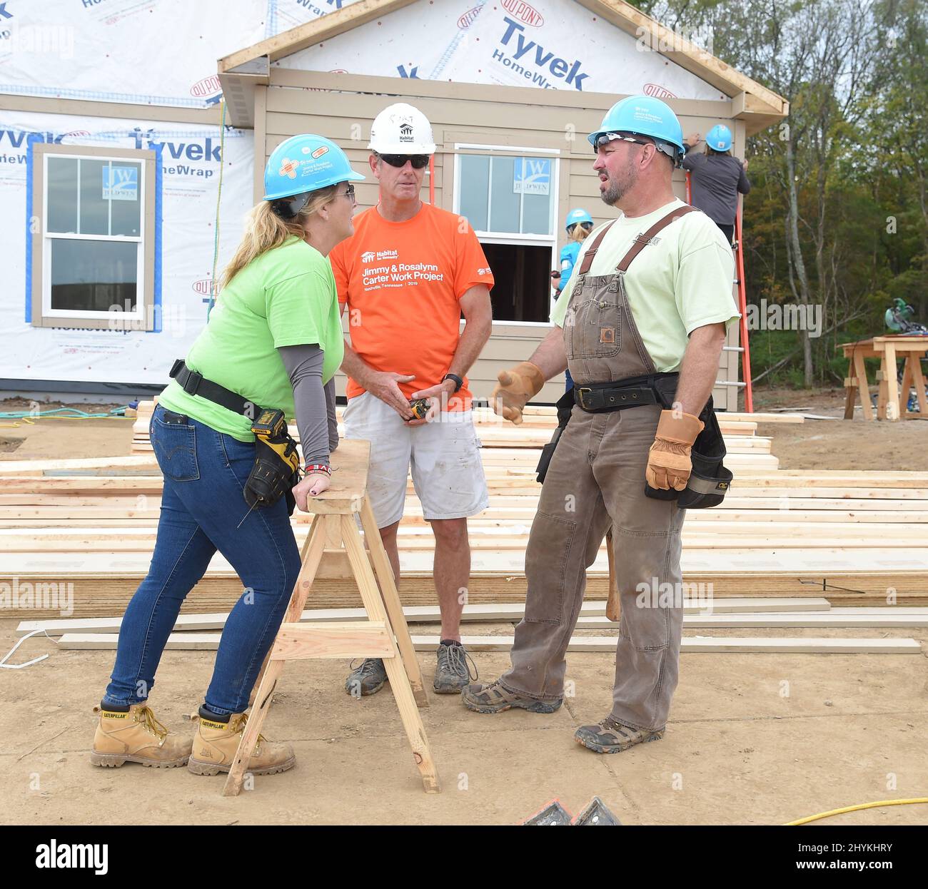 Trisha Yearwood and Garth Brooks volunteer at Habitat for Humanity to ...
