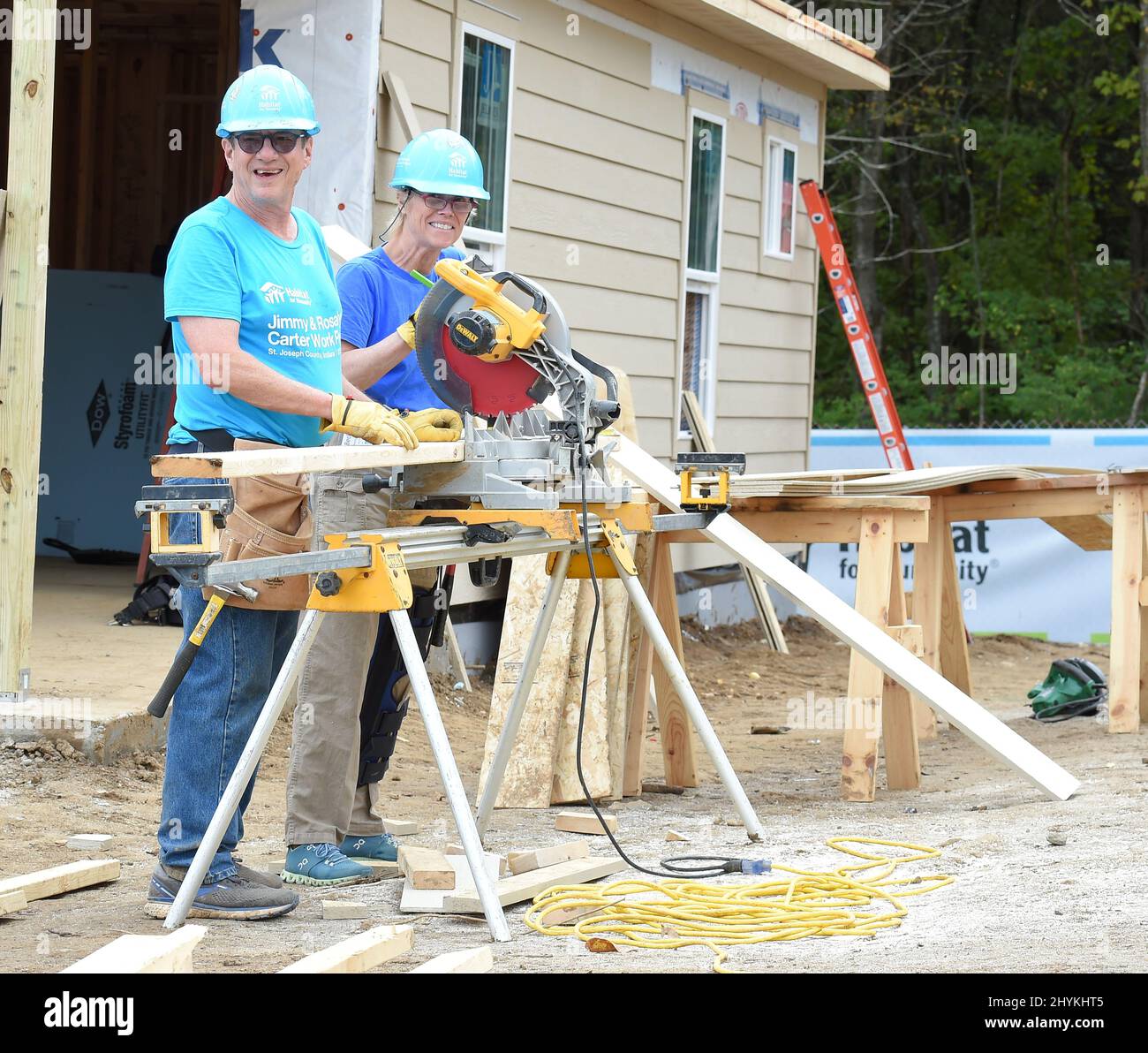 Chip Carter and Becky Carter volunteer at Habitat for Humanity to help ...