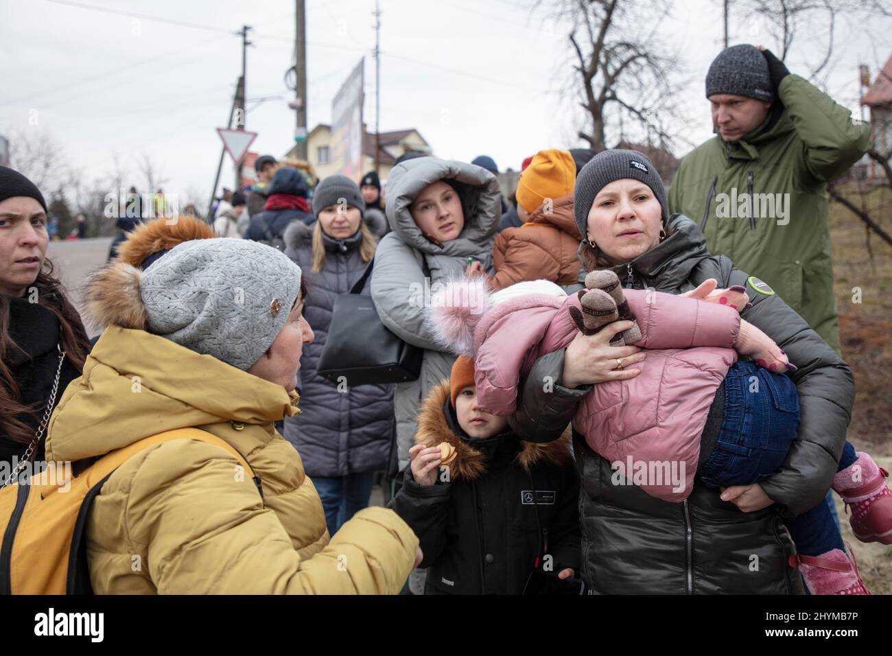 Ukrainian refugees at the border, for one section minibuses are used to ...