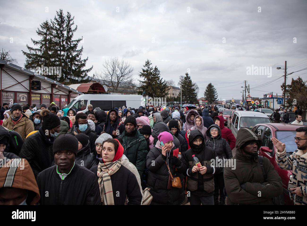 Ukrainian refugees at the border, long queues have formed in front of ...