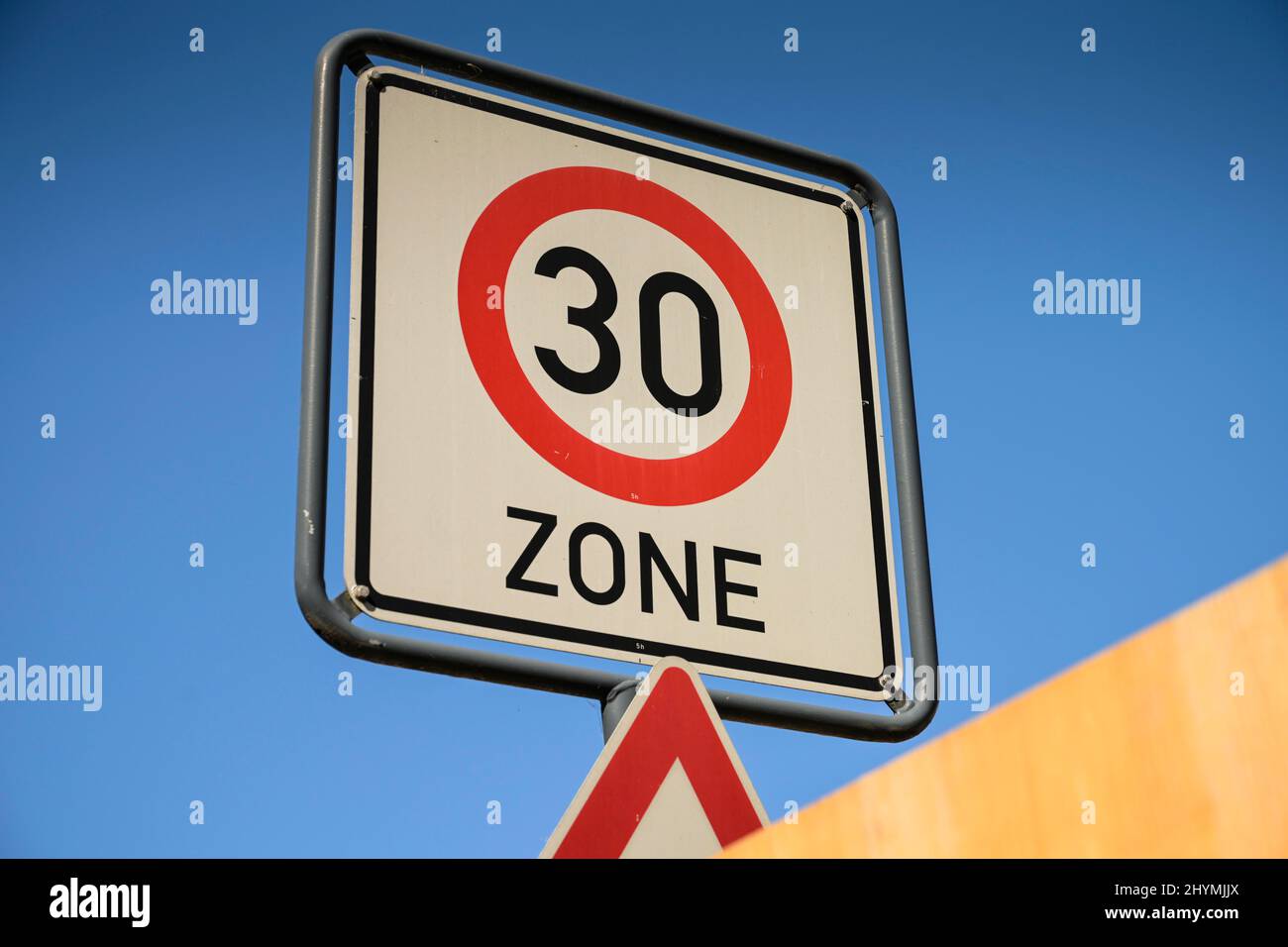 Speed limit 30 zone sign Stock Photo - Alamy