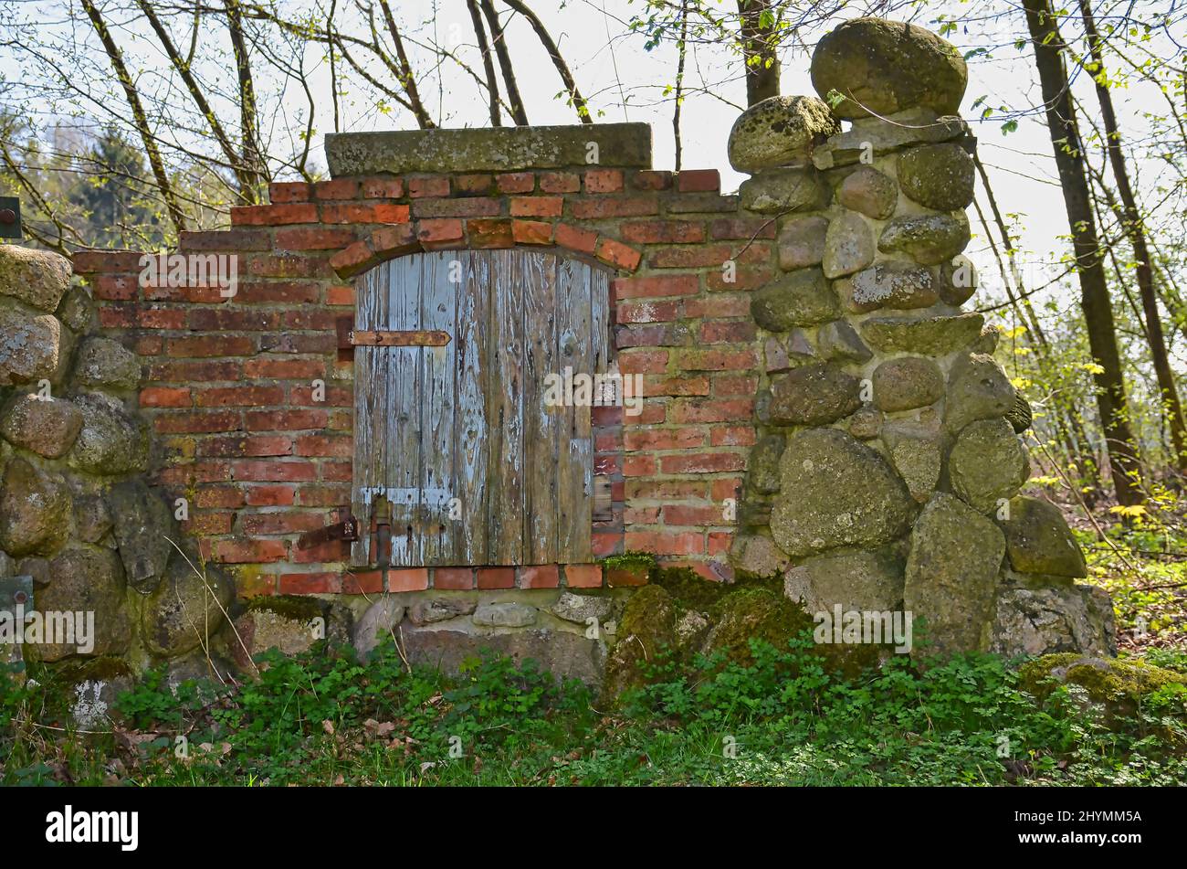 Beautiful photo of the door of the destroyed building Stock Photo - Alamy