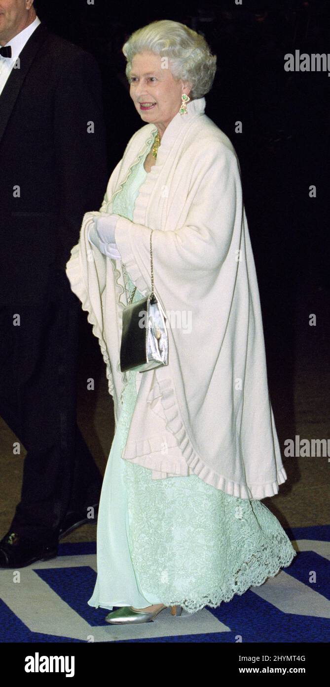 QUEEN ELIZABETH ATTENDS 'THE GRINCH' ROYAL PREMIERE IN LONDON. PICTURE ...