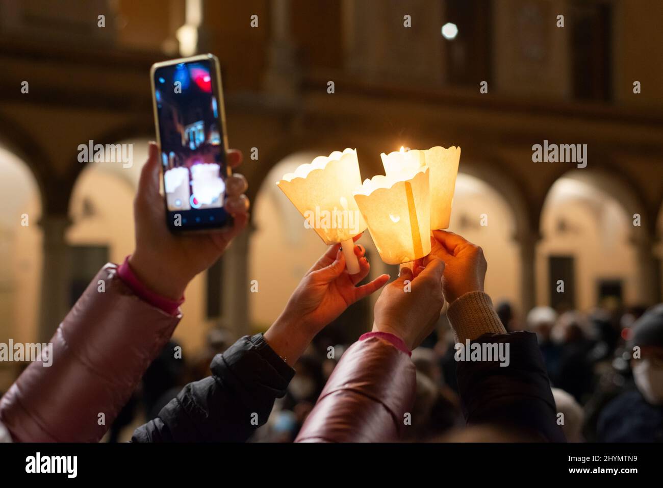 Ukraine war 2022 mobile phone hi-res stock photography and images - Alamy