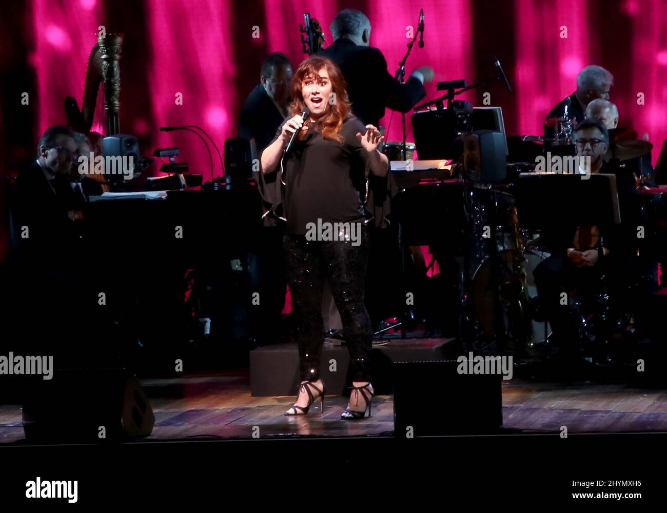 Debbie gravitte performing hi-res stock photography and images - Alamy