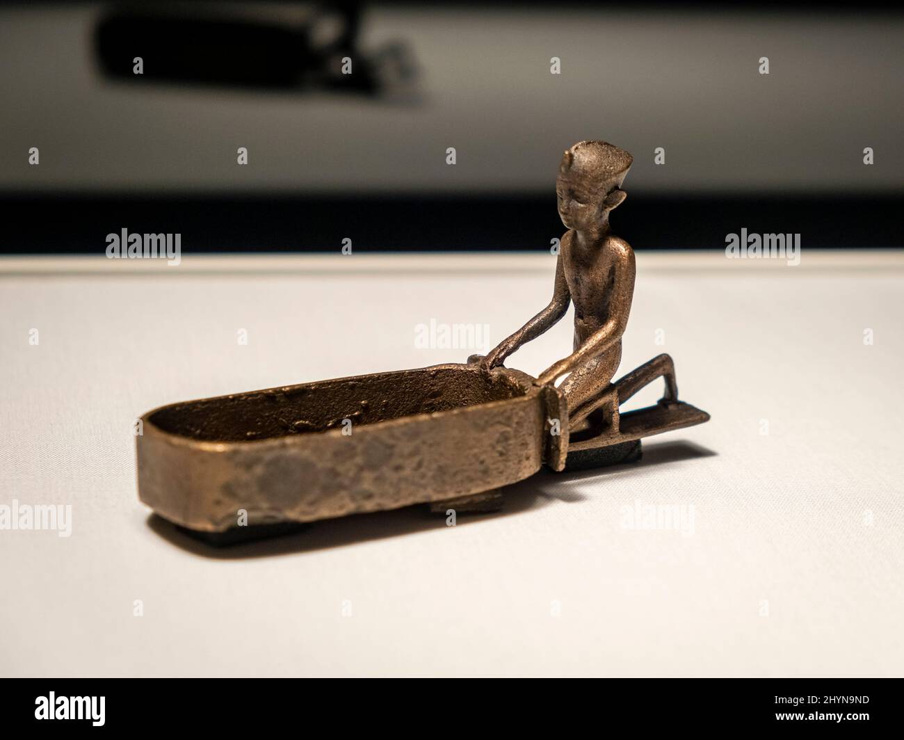 Ancient egyptian incense burner hi-res stock photography and images - Alamy