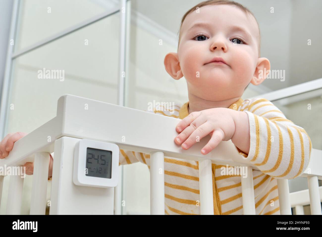 Measuring the temperature and humidity of the infant baby in the ...