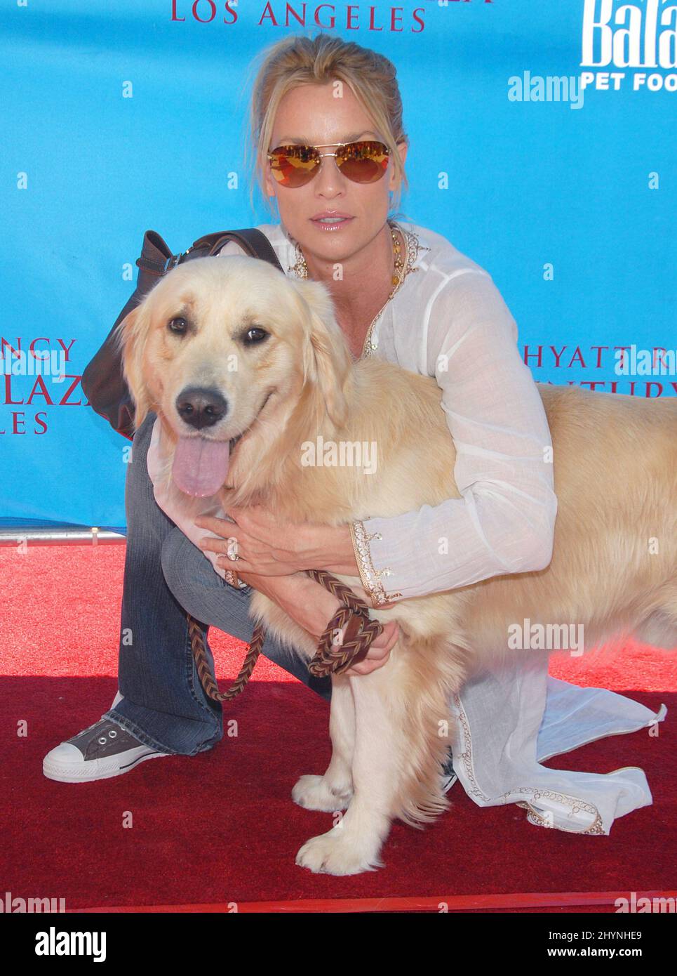 Nicollette sheridan dog oliver hi-res stock photography and images - Alamy