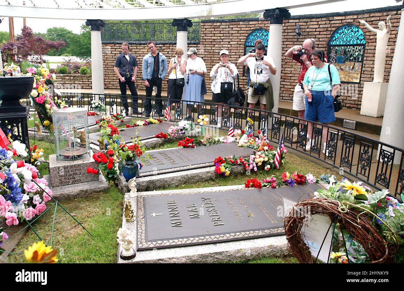 Elvis presleys grave graceland picture hi-res stock photography and ...