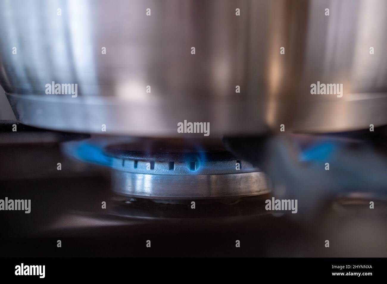 Flame on gas stove pan hi-res stock photography and images - Alamy