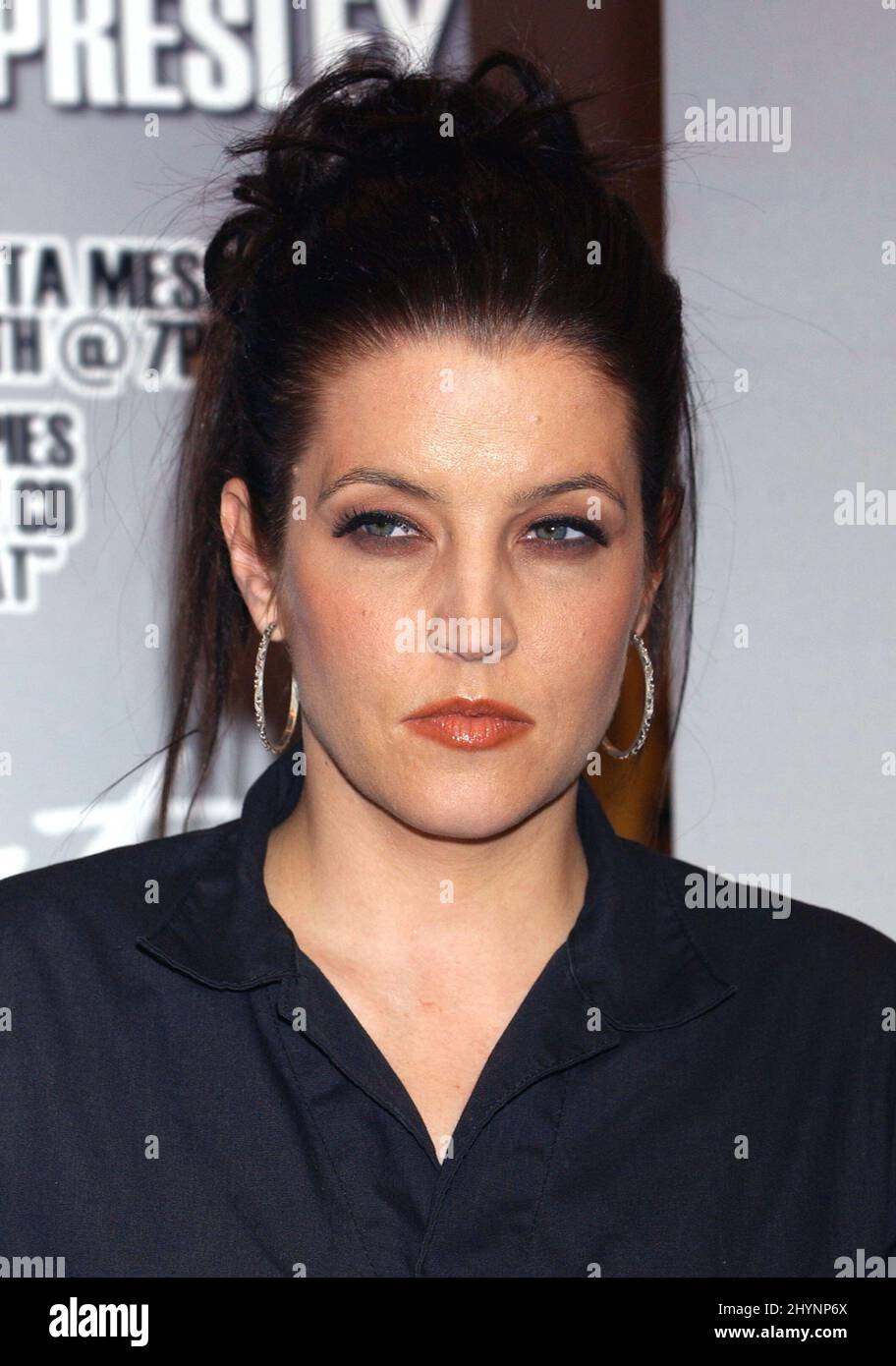 Lisa marie presley signs copies hi-res stock photography and images - Alamy