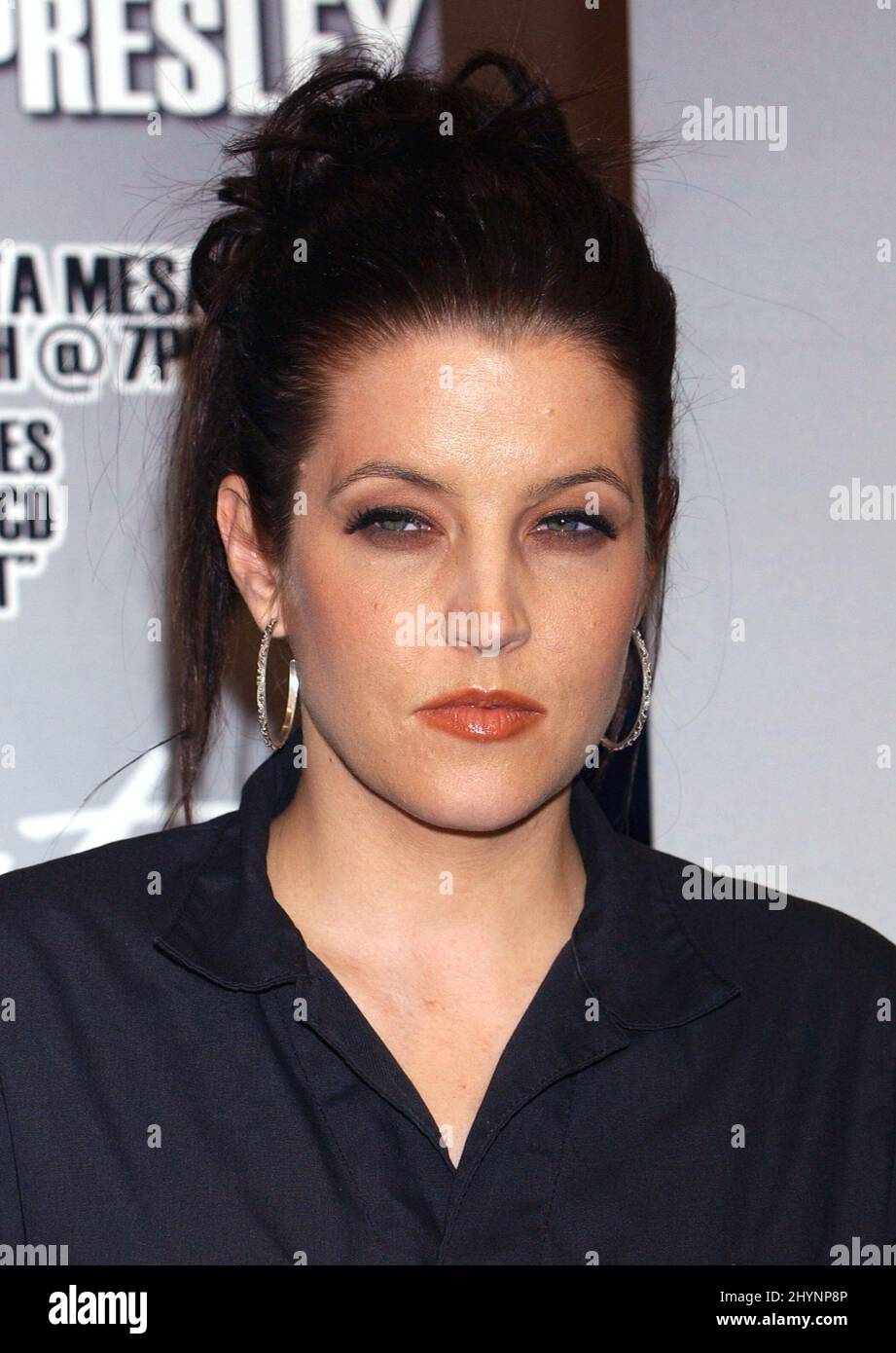 Lisa marie presley signs copies hi-res stock photography and images - Alamy