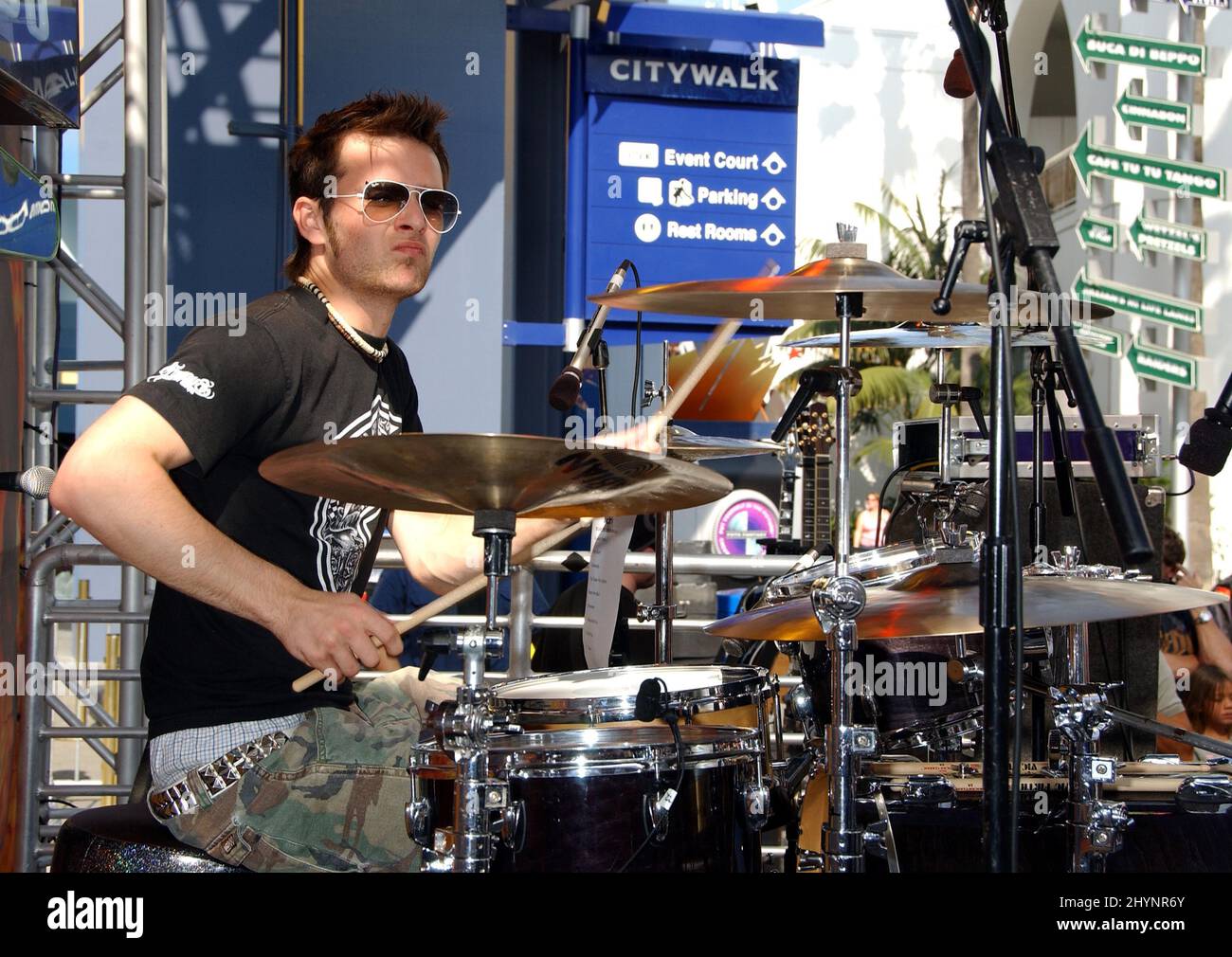Harry judd drum hi-res stock photography and images - Alamy
