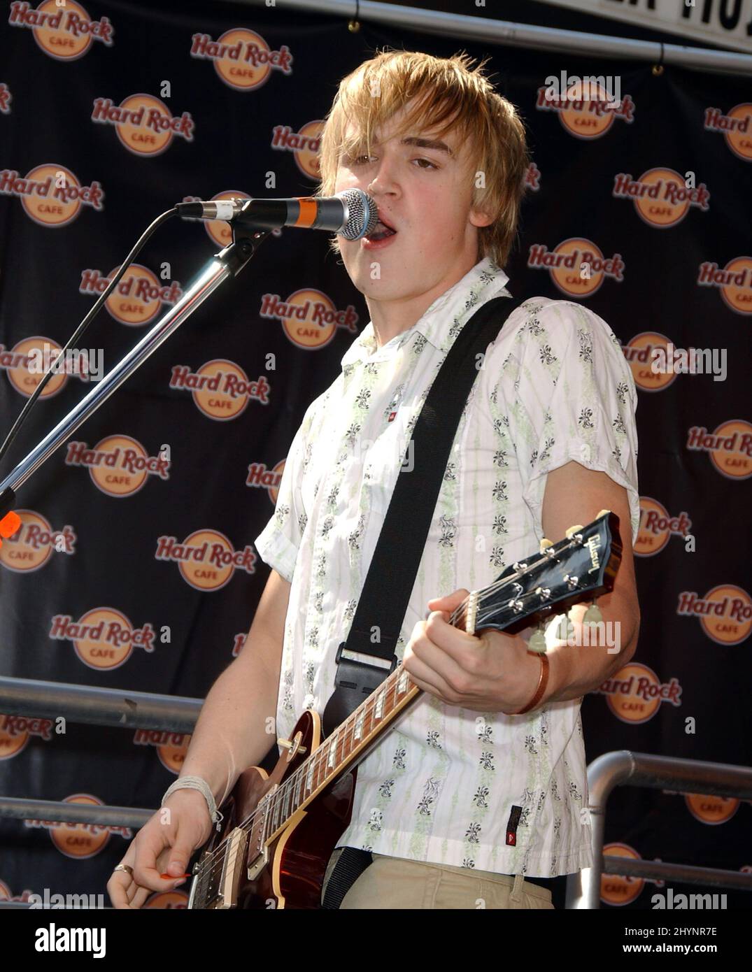 Debut live performance hi-res stock photography and images - Alamy