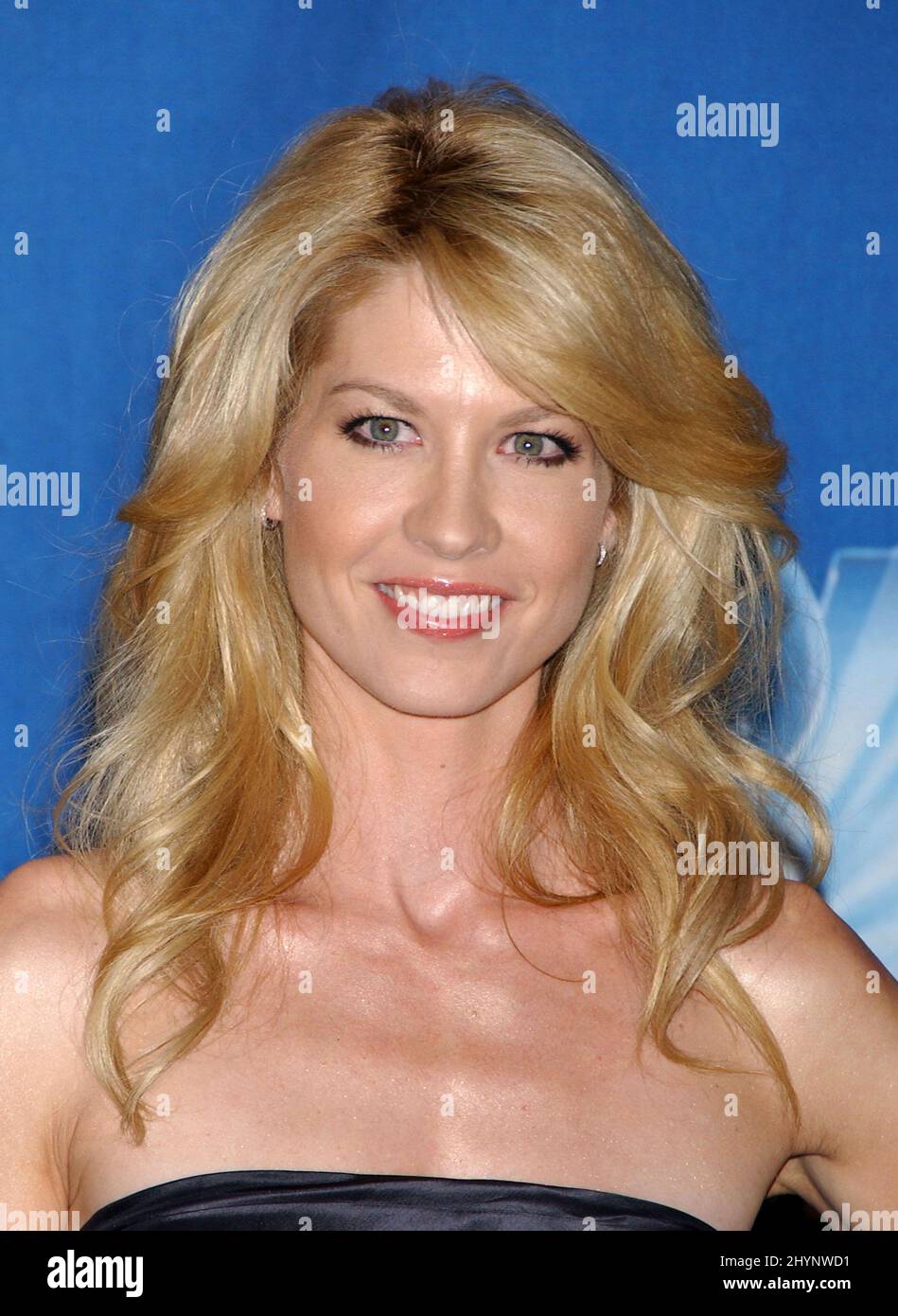 Jenna Elfman attends the 32nd Annual People's Choice Awards at the ...