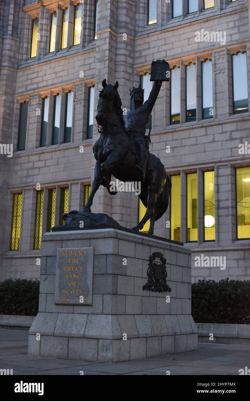Closeup of Robert the Bruce statue in Aberdeen Stock Photo - Alamy
