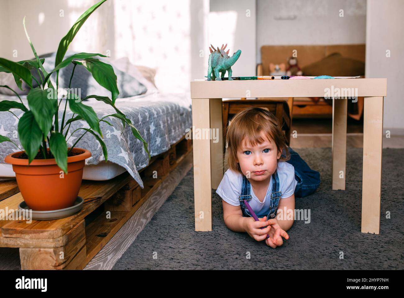 Children playing under table hi-res stock photography and images - Alamy