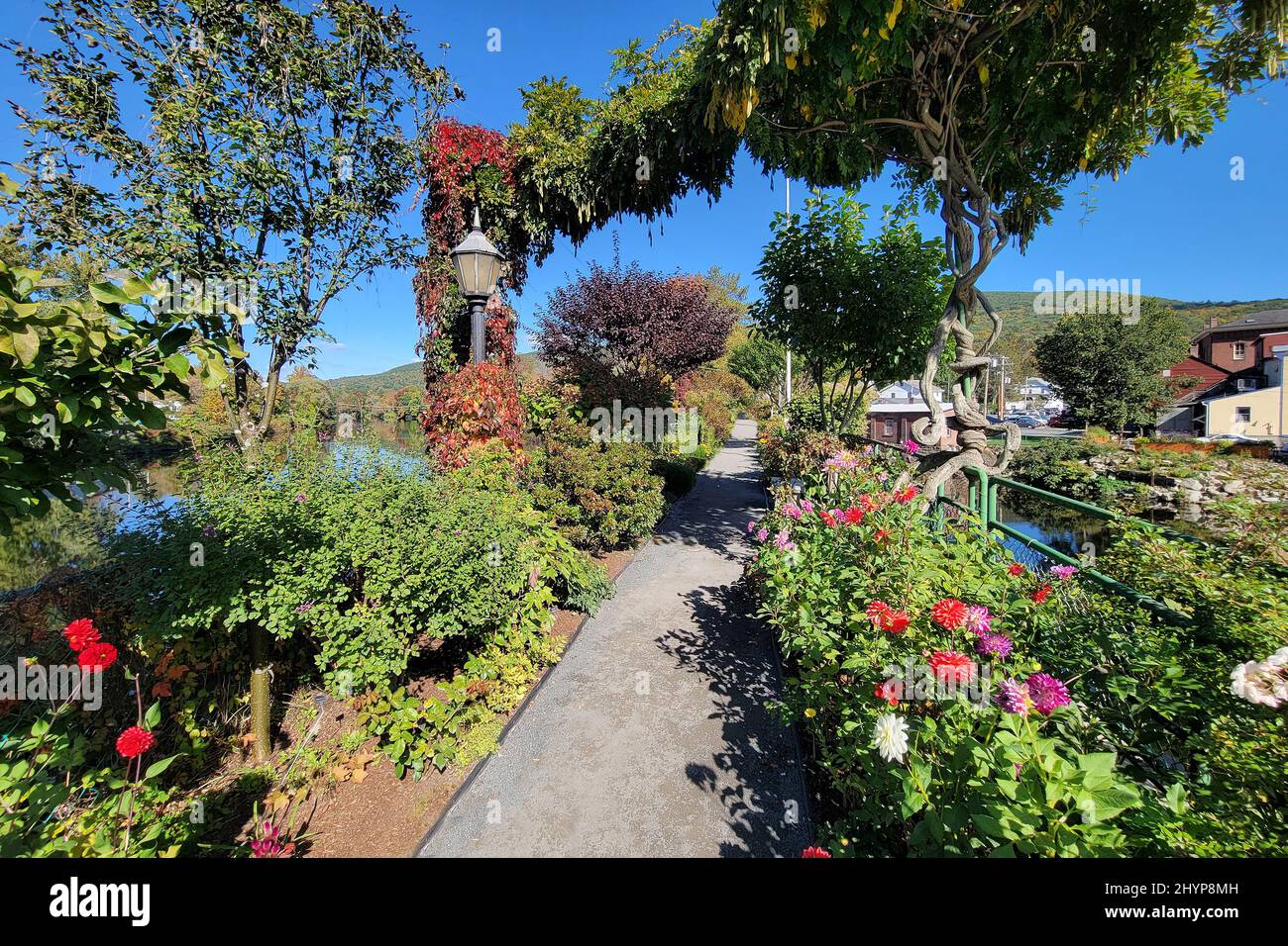 Mohawk indian bridge hi-res stock photography and images - Alamy