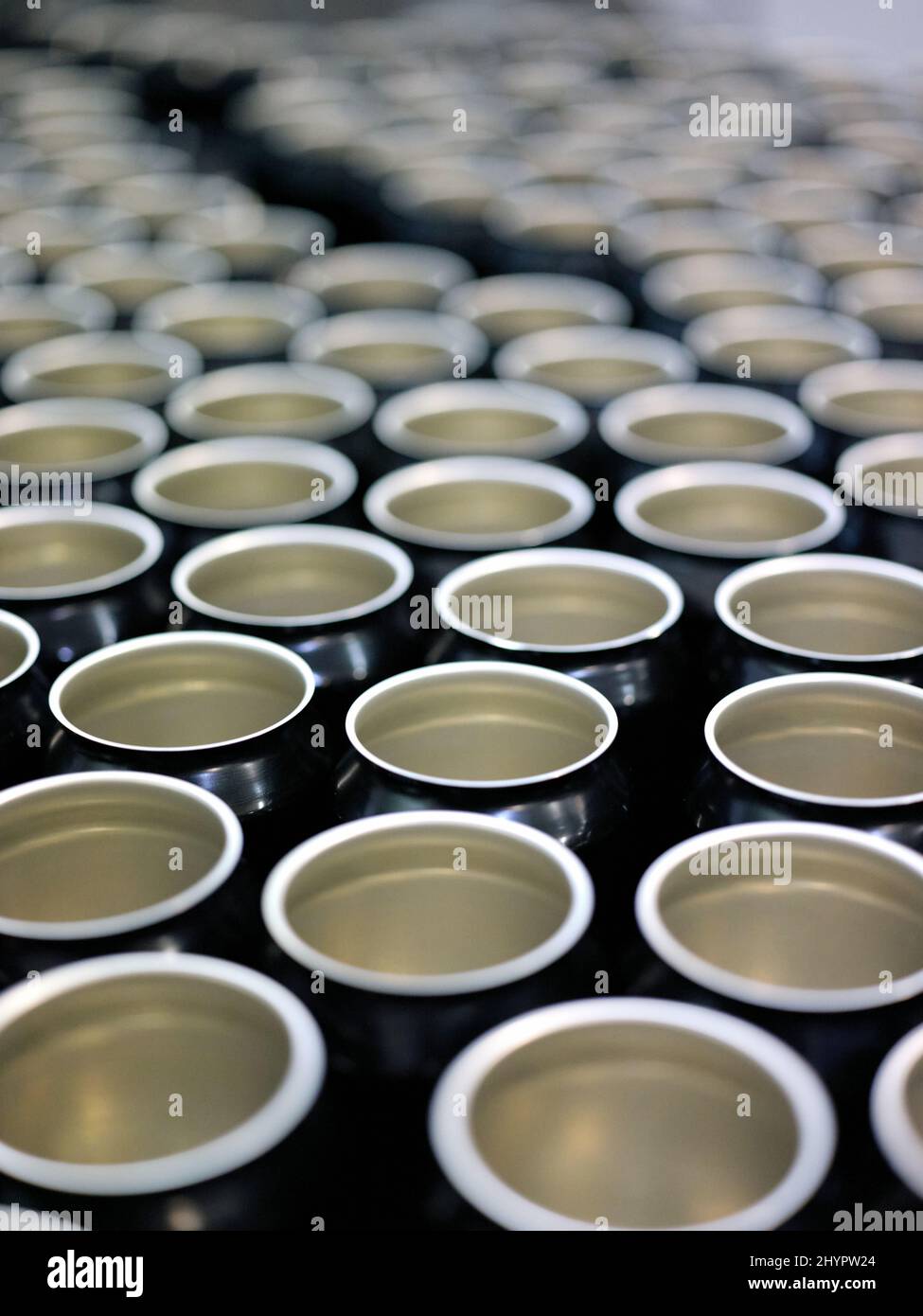 Row of empty beer cans hi-res stock photography and images - Alamy