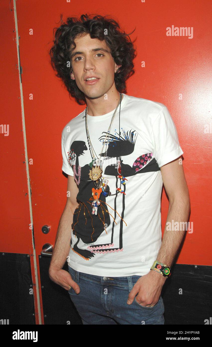 Mika in-store appearance for midnight release of 'Life in Cartoon ...