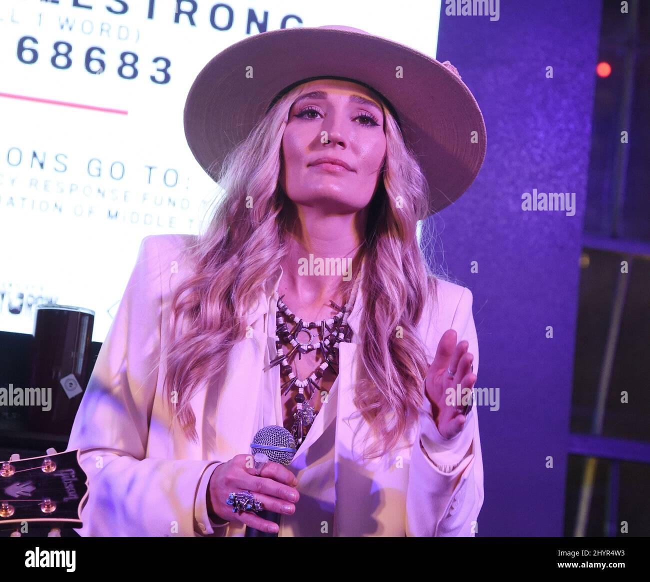 Sisterhood on stage hi-res stock photography and images - Alamy