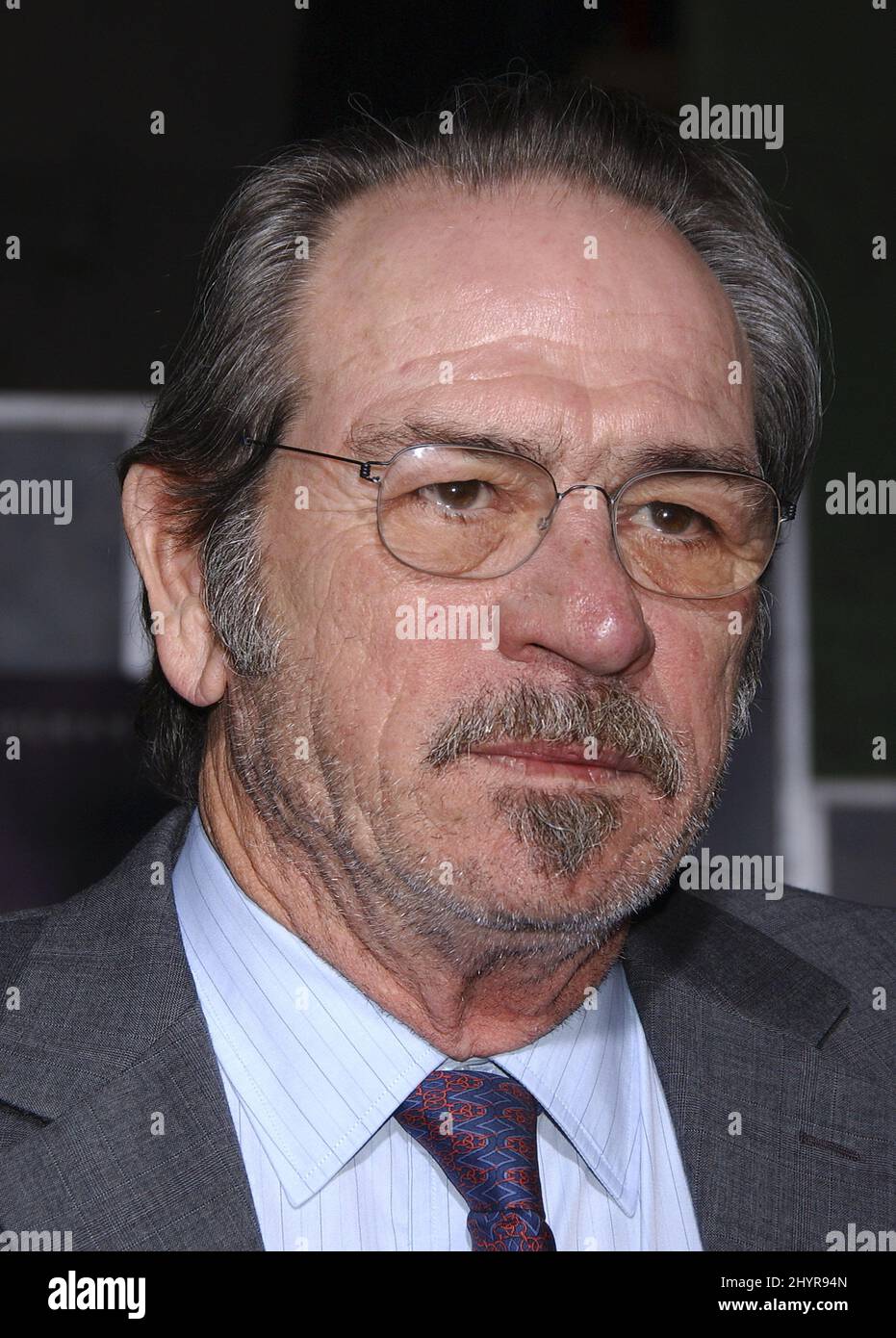 Tommy Lee Jones arrives at the premiere for No Country For Old Men ...