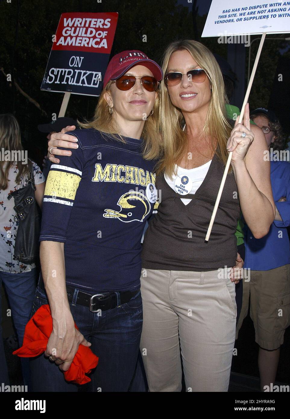Felicity Huffman and Nicollette Sheridan show their support for writers ...