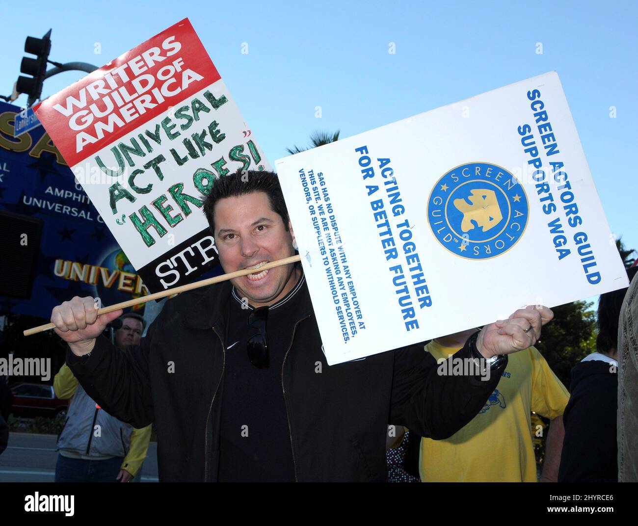 Greg Grunberg and the rest of the "Heroes" cast join the WGA picket ...