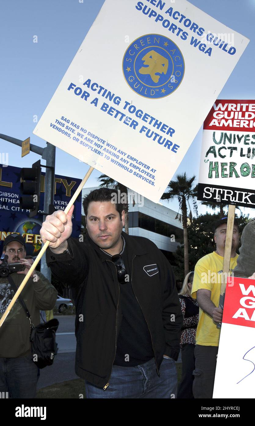 Greg Grunberg and the rest of the "Heroes" cast join the WGA picket ...
