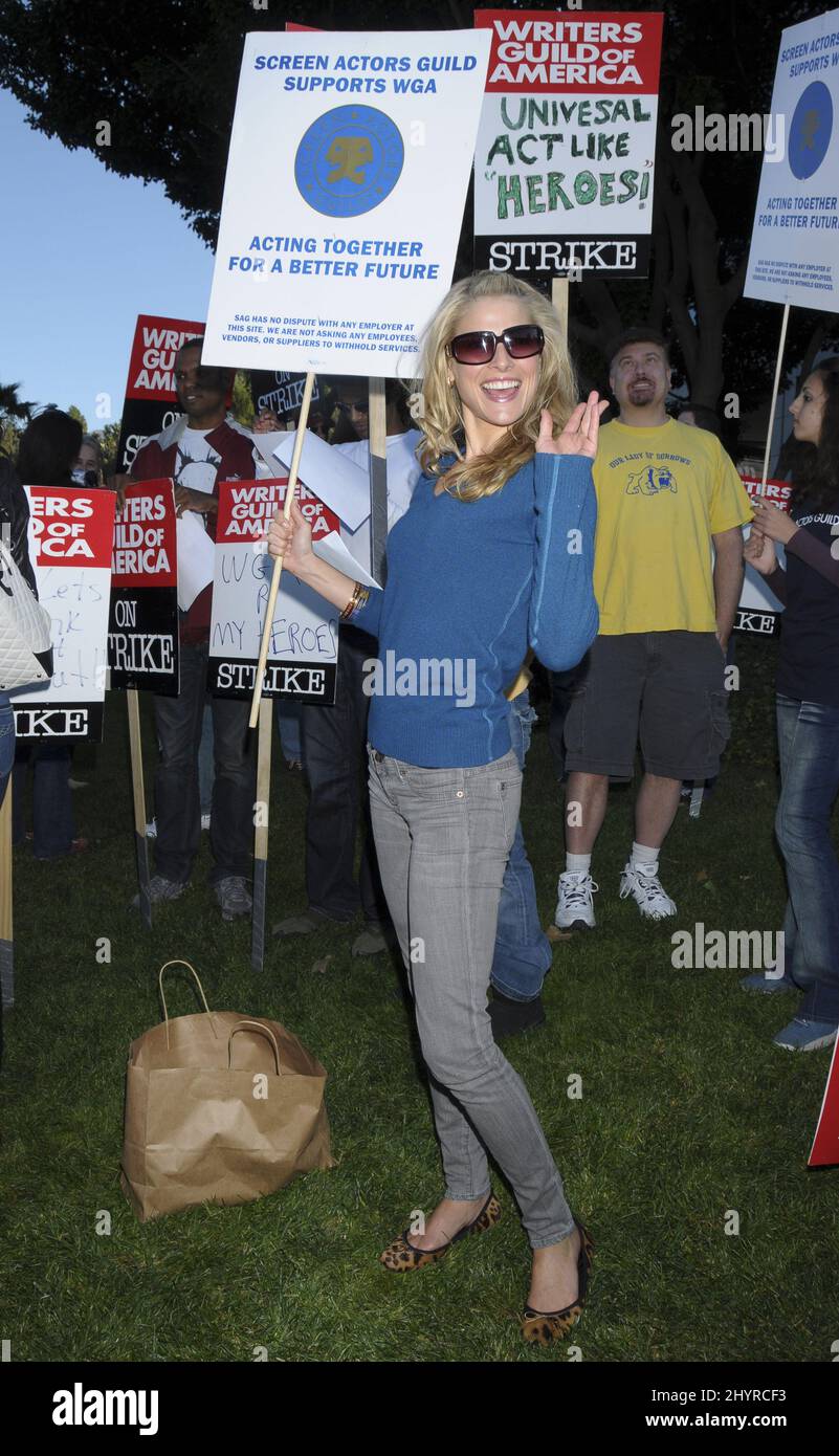 Ali Larter and the rest of the "Heroes" cast join the WGA picket line ...