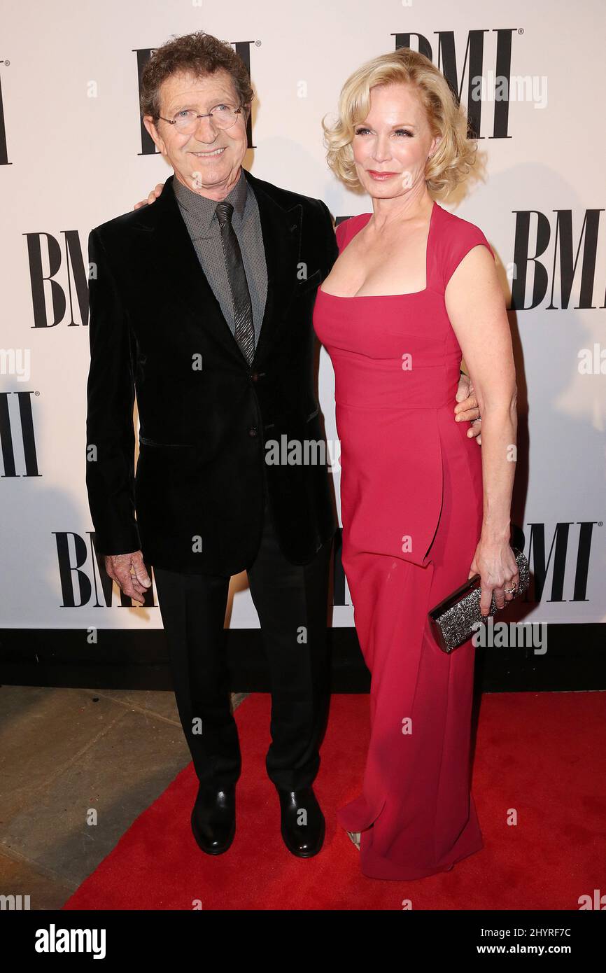 Singer-songwriter Mac Davis is is critically condition after heart ...