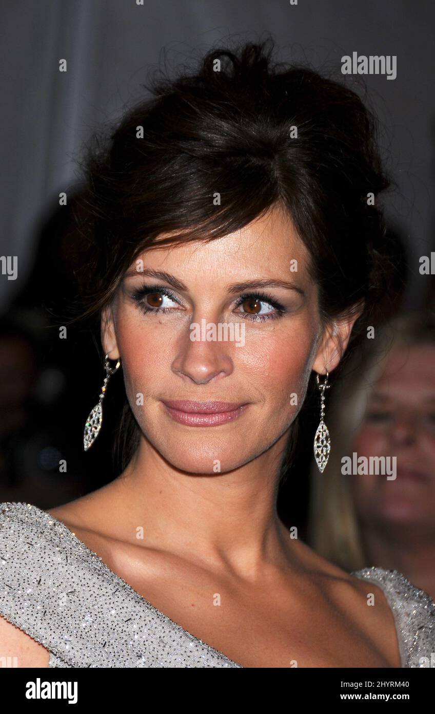 Julia Roberts arriving at the Costume Institute Gala held at the ...