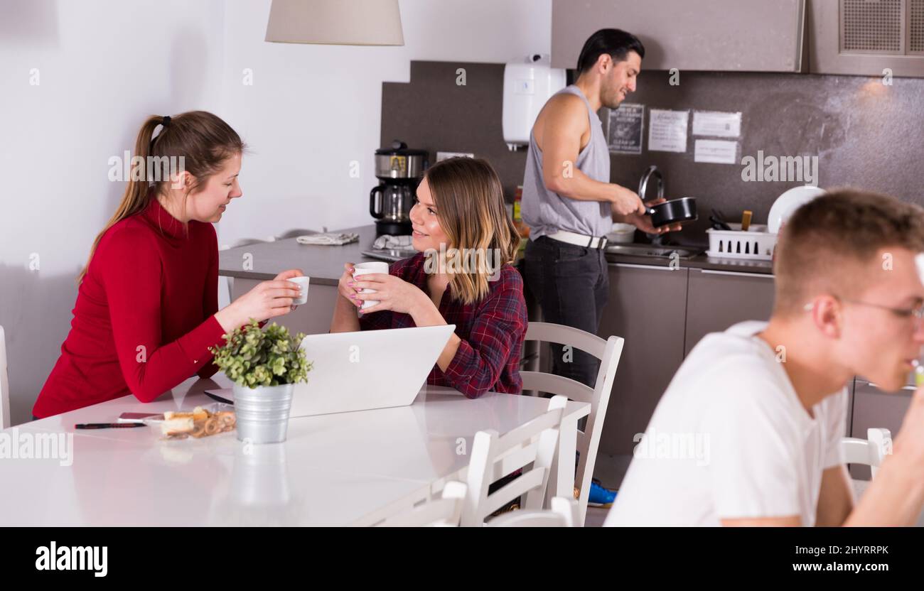 Shared kitchen hostel hi-res stock photography and images - Alamy