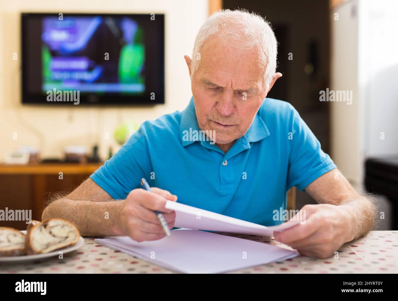 Signing papers hi-res stock photography and images - Alamy