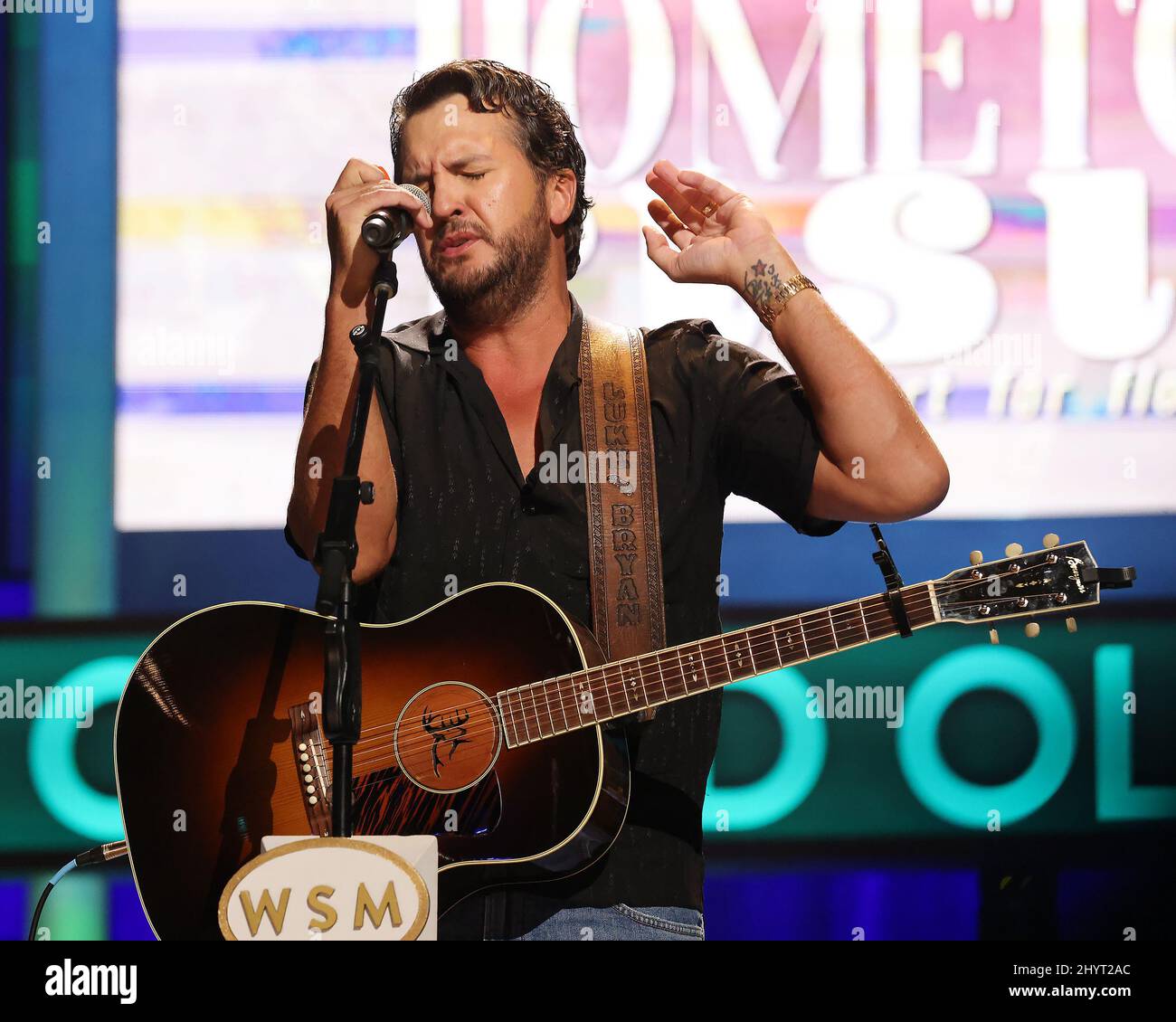 Luke bryan performing onstage hi-res stock photography and images - Alamy