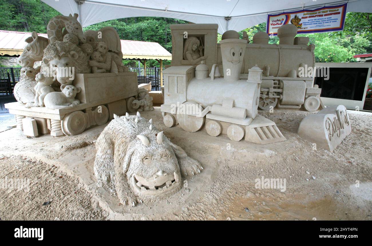 Dolly Parton sand sculptures created by Sandscapes in Dollywood, Pigeon ...