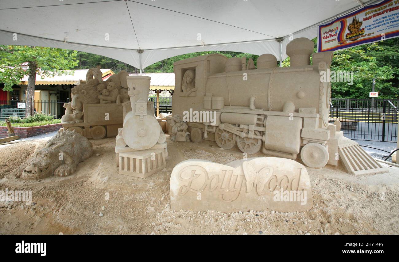 Dolly Parton sand sculptures created by Sandscapes in Dollywood, Pigeon ...