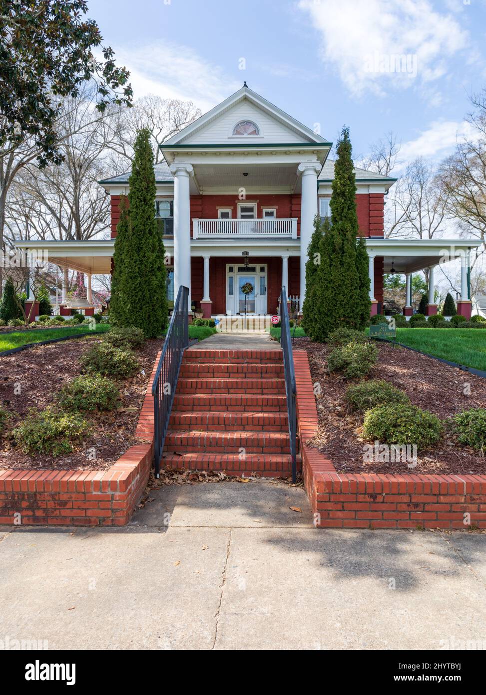 BELMONT, NC, USA-8 MARCH 2022: Elegant brick home, with steps to long ...