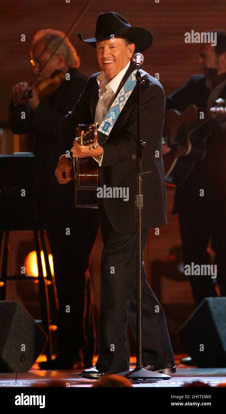 George strait performing hi-res stock photography and images - Alamy