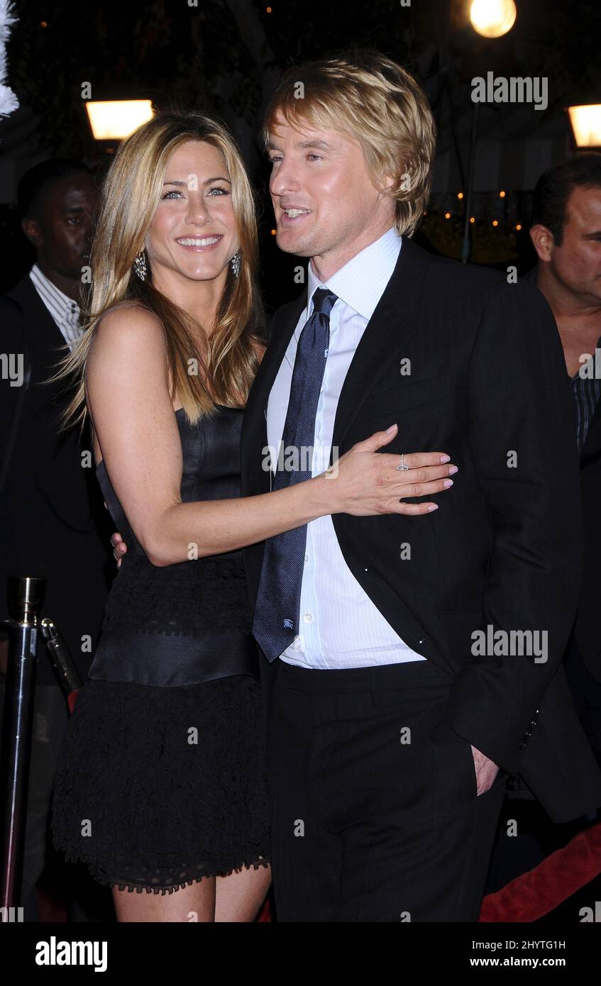 Jennifer Aniston and Owen Wilson attend the 'Marley & Me' Premiere held ...