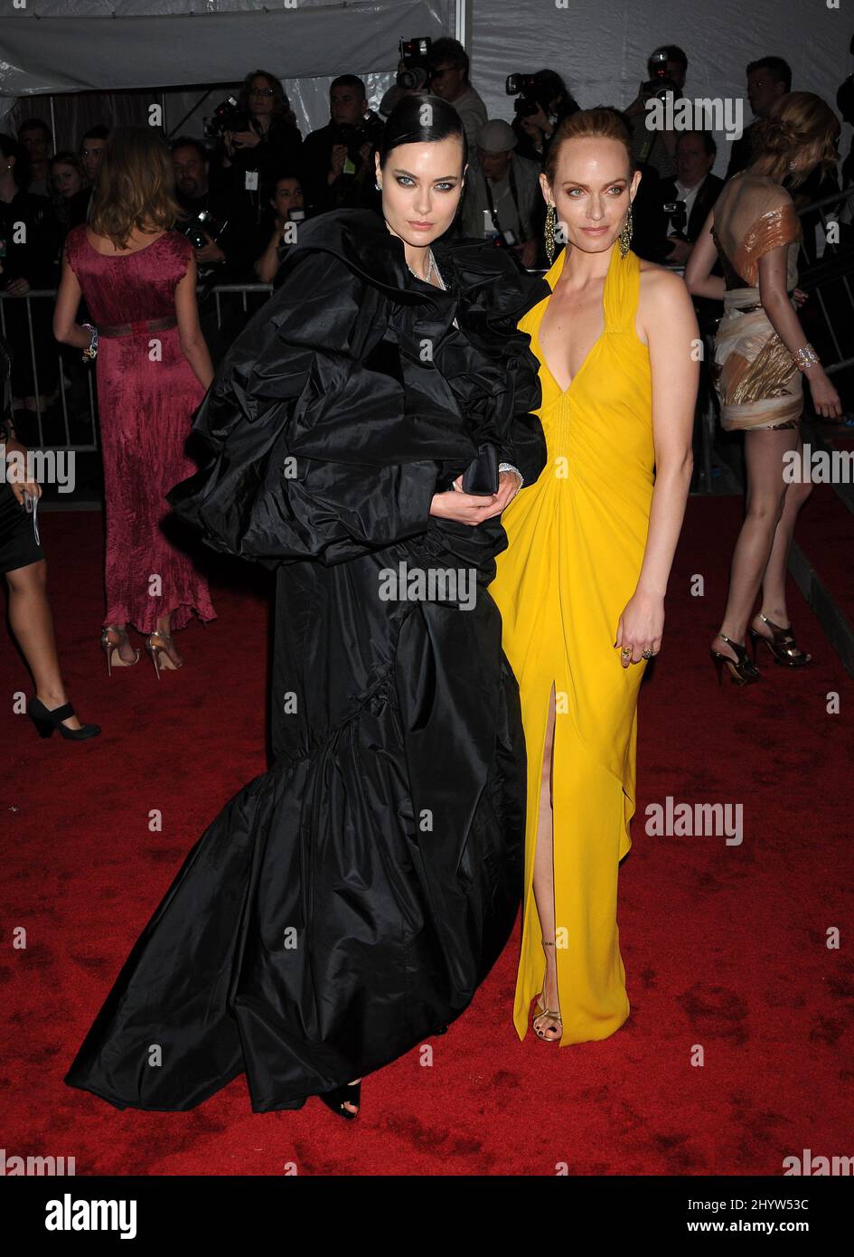 Shalom harlow and amber valletta hi-res stock photography and images ...