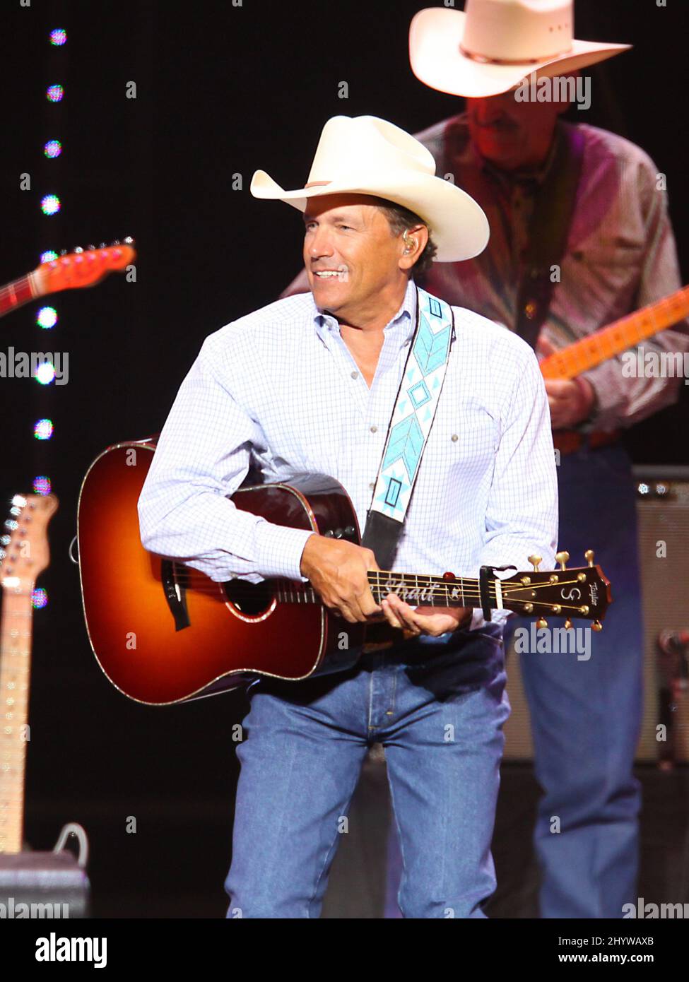 George strait performing hi-res stock photography and images - Alamy